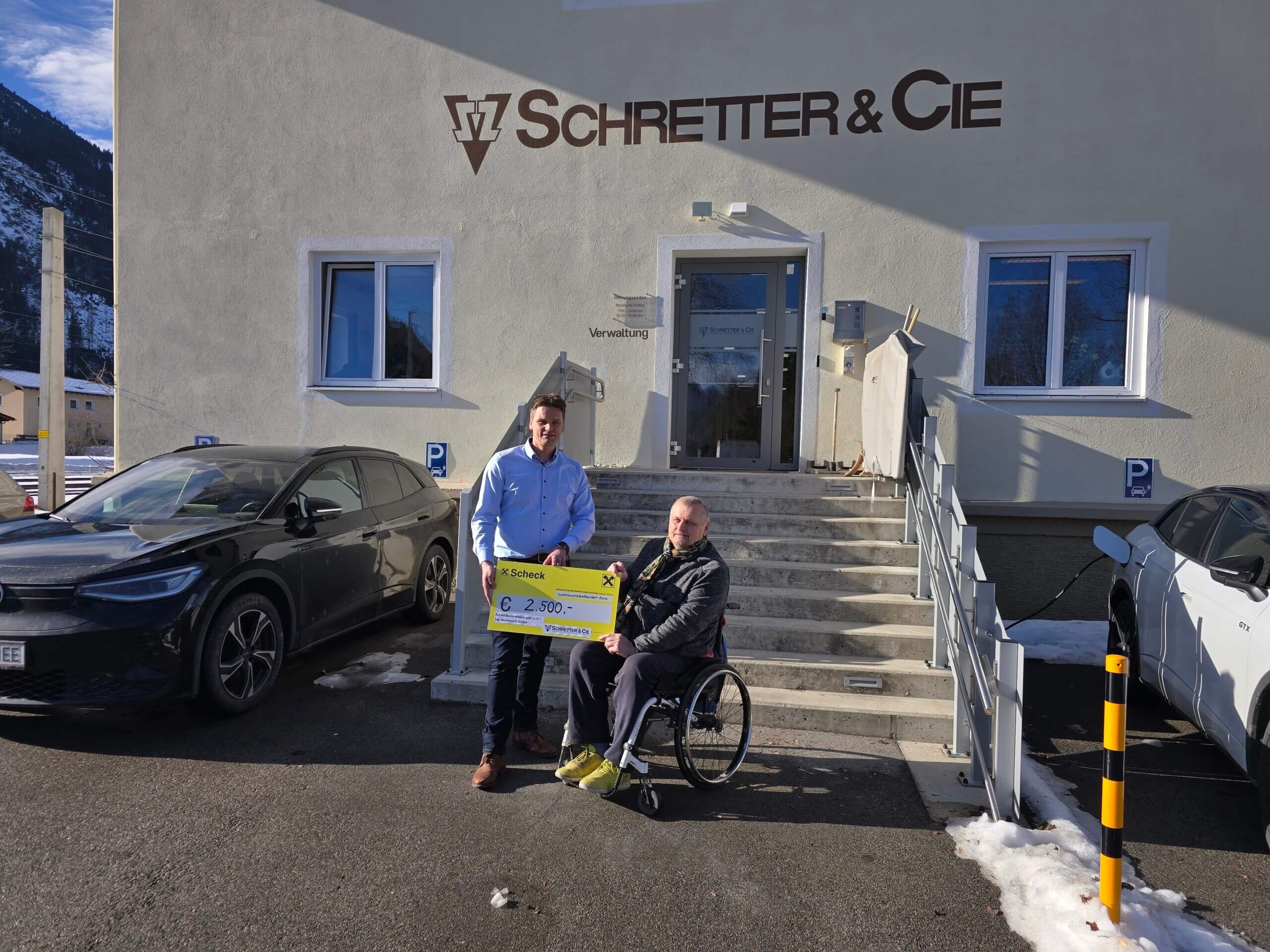 Scheckübergabe statt Weihnachtsgeschenke 2025 - Schretter & Cie